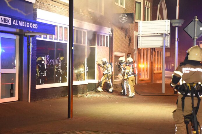 Weer is het raak bij barbershop in Almelo, politie verspreidt signalement vermoedelijke dader ...