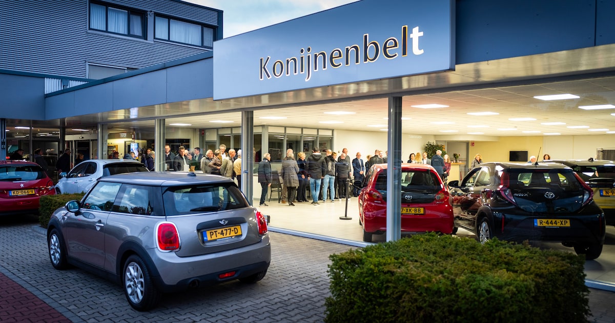 De laatste groet aan Johan (85) in de showroom van ‘zijn’ garage ...