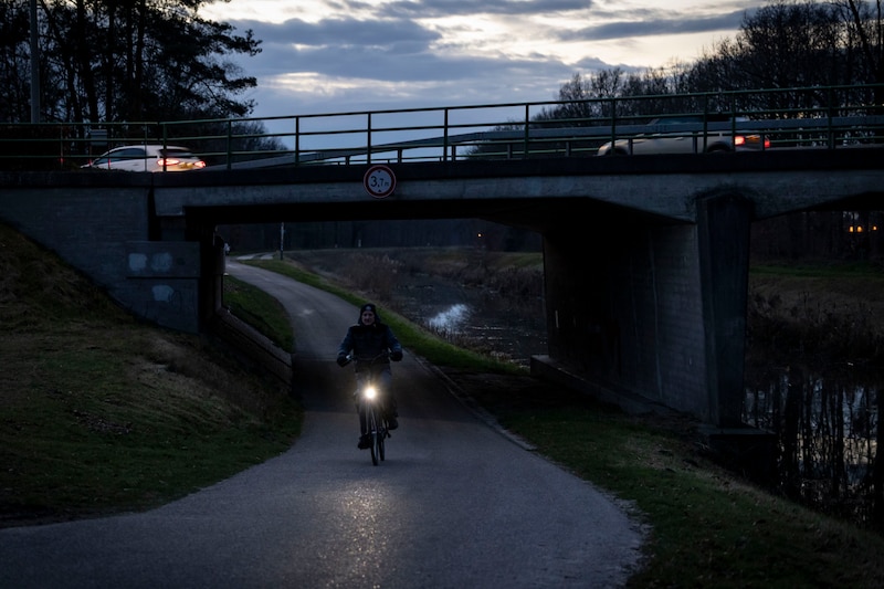 Dit is waarom ouders hun kinderen waarschuwen voor dit fietspad langs ...