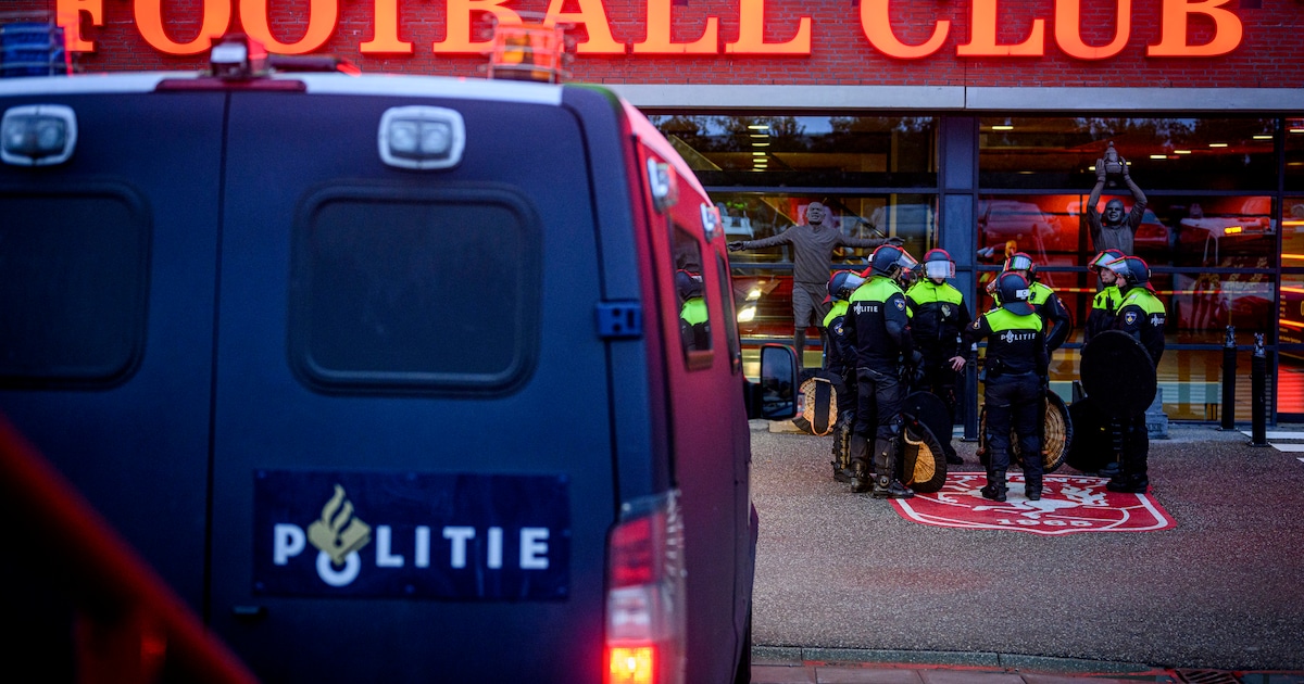 Twentesupporter door hond gegrepen bij rellen tegen Hammerby: ‘Ik was ...