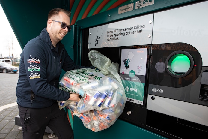 In één hap van 120 flesjes en blikjes af? Deze automaat ‘eet’ ze en ...