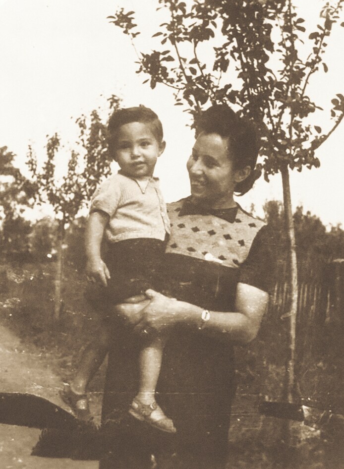 Schrijver Frank Krake uit Hengelo ging op zoek naar de geschiedenis van Clarence en zijn moeder ...
