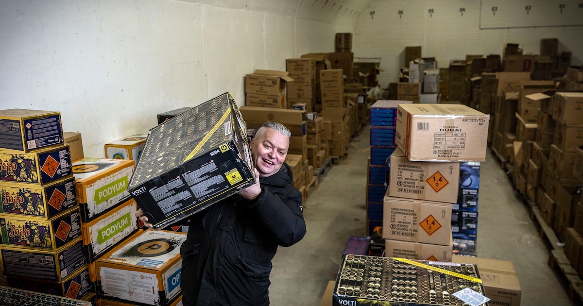 5000 online bestellingen en 15 bunkers vol: zo werkt vuurwerkhandel aan ...
