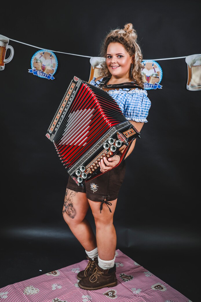 Romy (21) uit Enschede speelt harmonica: ‘Ik ben gewoon mijzelf ...
