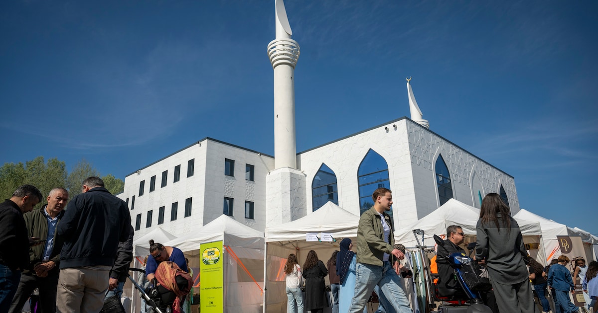 Nieuwe moskee maakt indruk op buurtbewoners: ‘Al die pracht en praal is ...