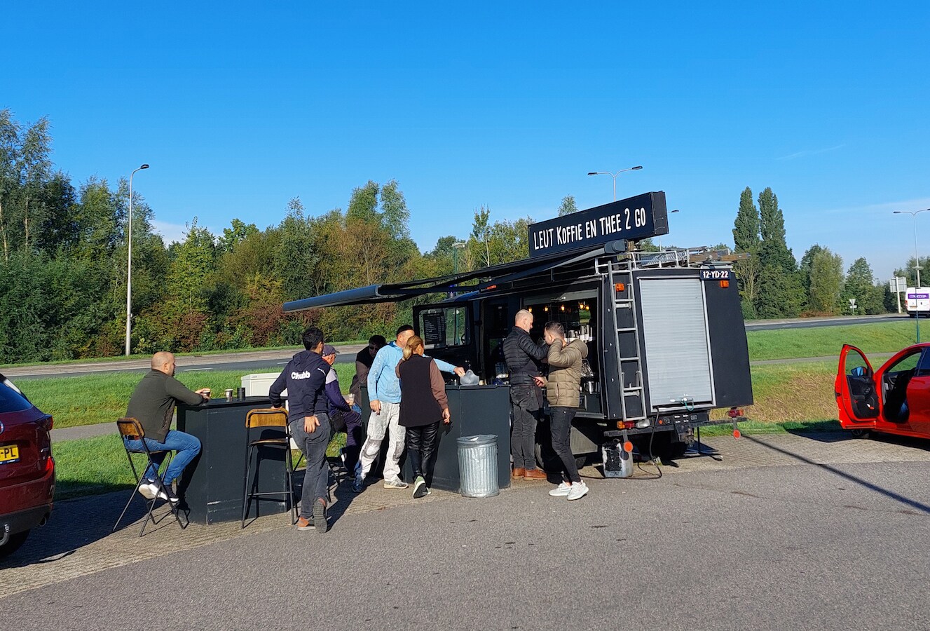Carpoolplaats ongezellig? Niet bij de koffietruck van Stephan: ‘Door ...
