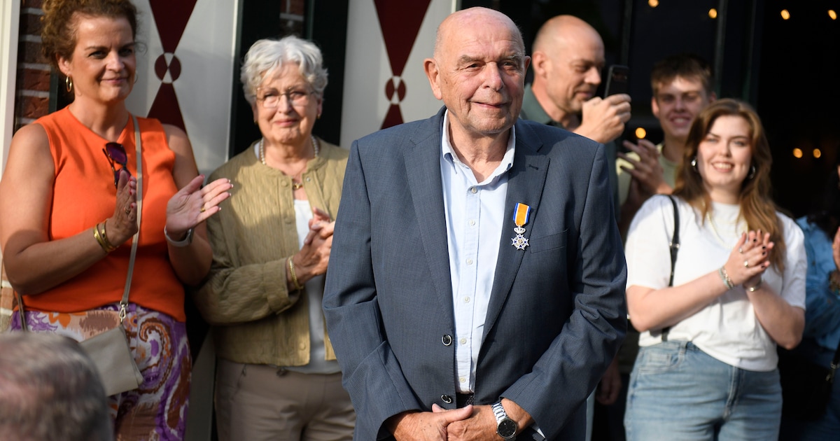 Peter Reijnders (80) uit Denekamp is een veteraan op de buurtbus en dat levert hem een lintje op ...