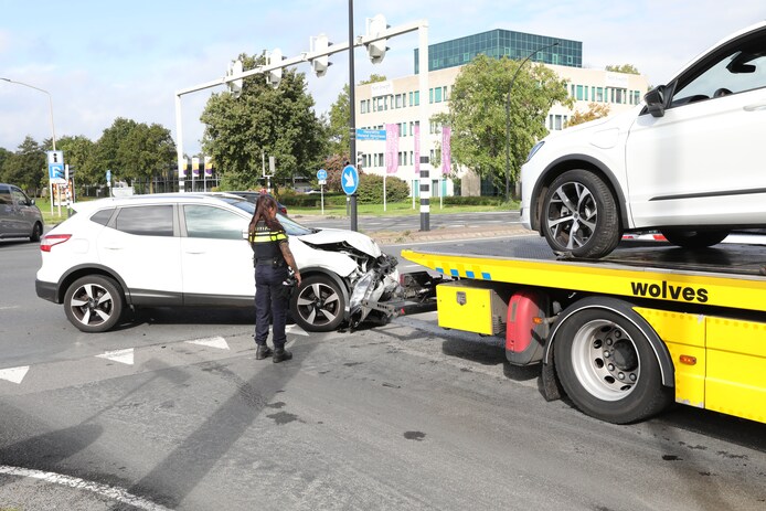 Twee auto's met elkaar in botsing op Almelose kruising | 112 nieuws Almelo | tubantia.nl