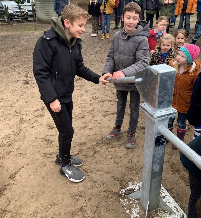 Nieuwe waterpomp moet weer voor jarenlang speelplezier zorgen op ...