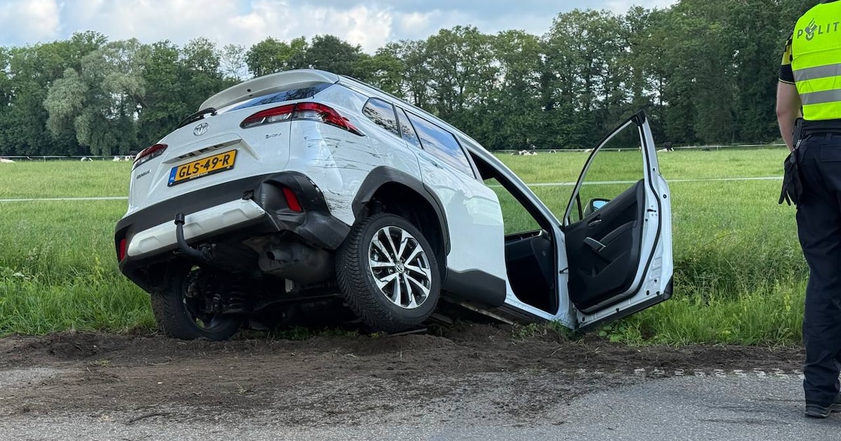 Auto in sloot na ongeval op kruising in Saasveld | Regio | Tubantia.nl
