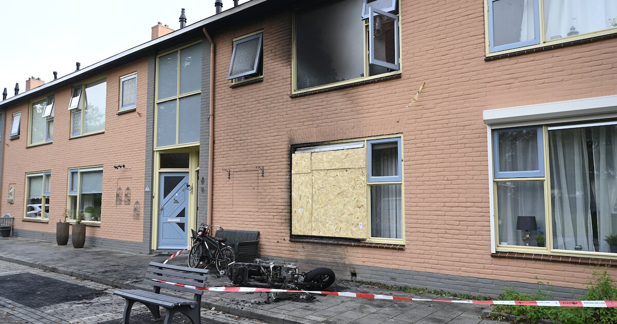 Politie vermoedt dat scooter in Almelo in brand is gestoken, waardoor ...