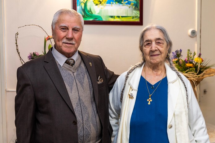 Hij was een knappe jongen, zij had prachtig haar. Nu zijn Akob en ...