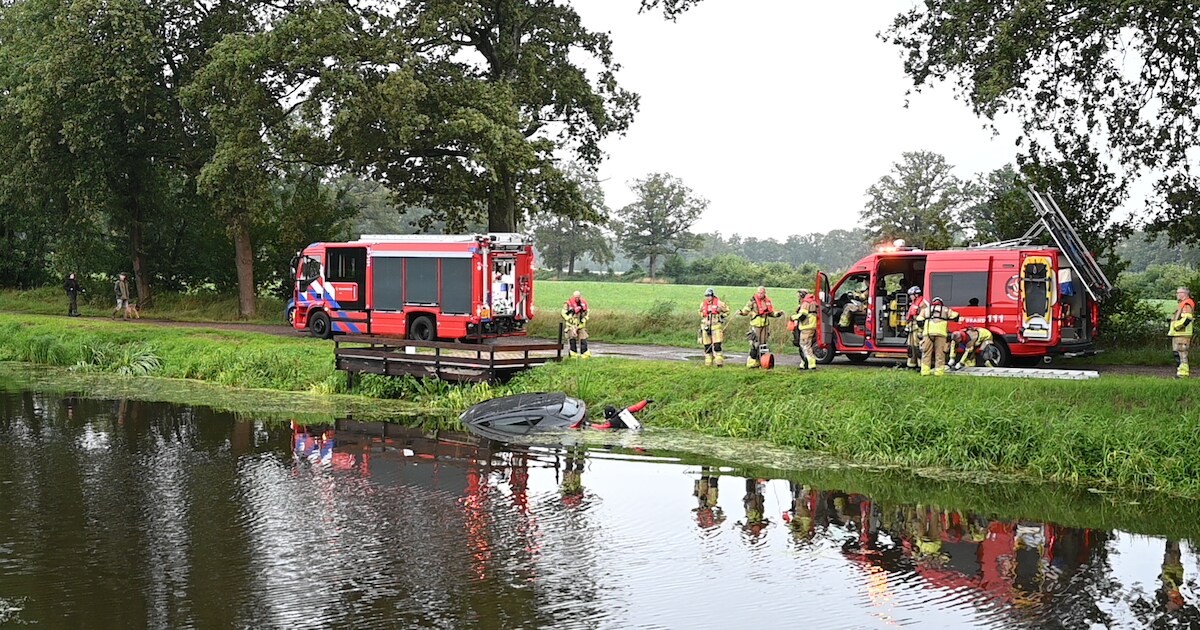 Brandweer haalt auto uit het water bij Almelo, voertuig mogelijk ...