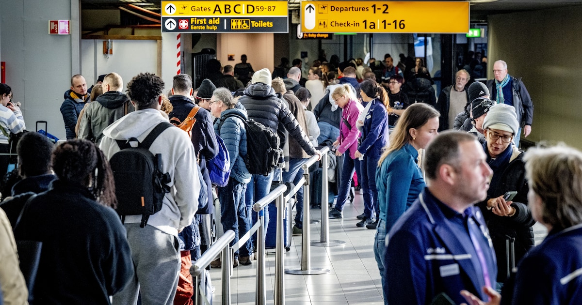 Chaos op Schiphol voorlopig nog niet voorbij: ‘Gestrande reiziger mag ...