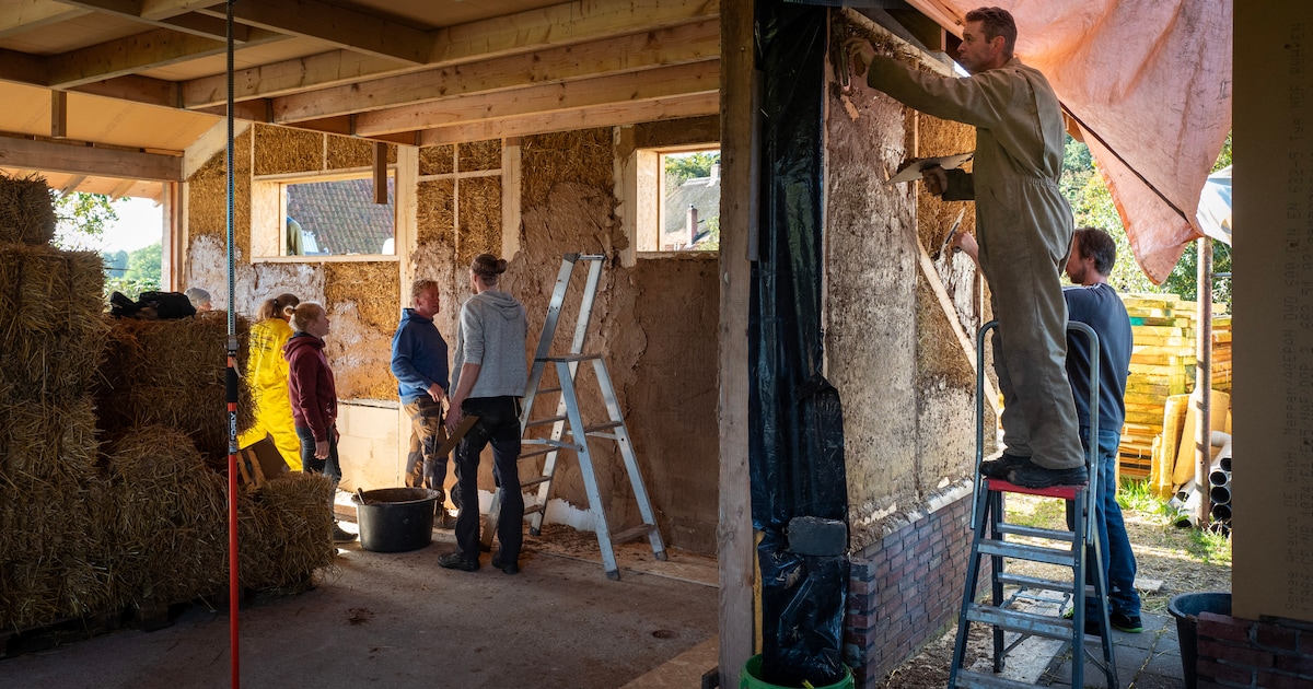 Het bouwen van huizen met stro en leem zorgt voor brandende vragen ...