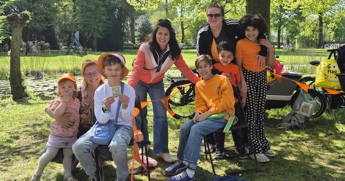 Blije bekkies gespot! Zo vierden kinderen Koningsdag op de matjesmarkt ...