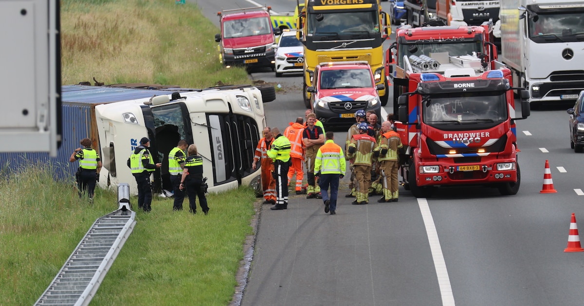 Vrachtwagen kantelt op A1 bij Enter: drukkere avondspits verwacht ...