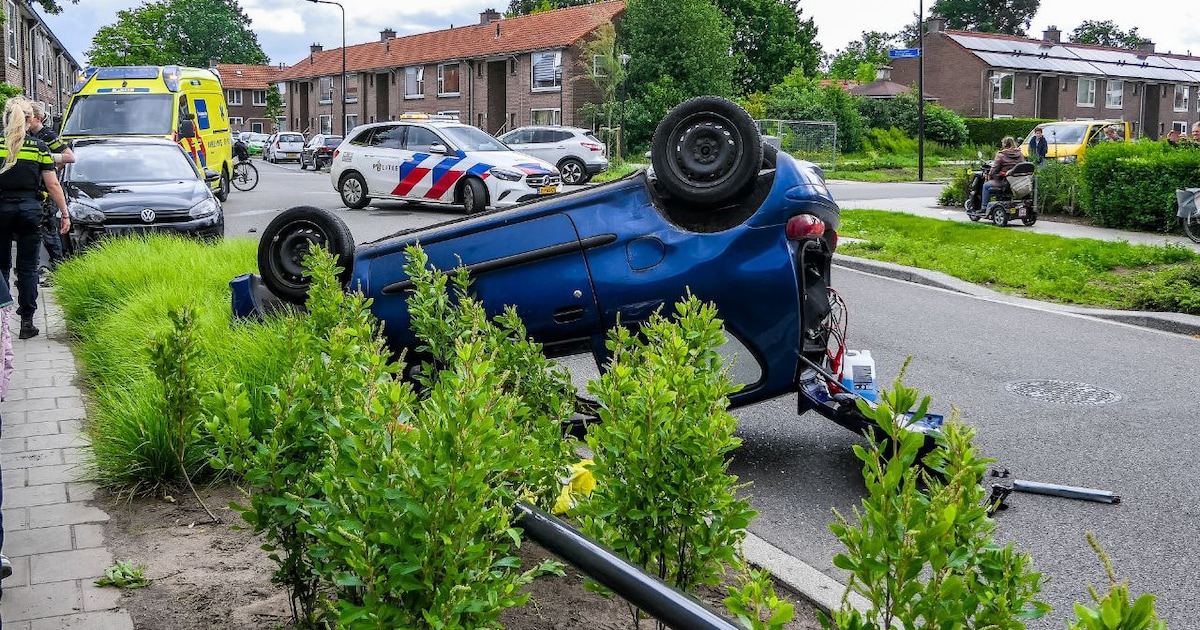 Auto slaat over de kop in Enschedese woonwijk, één gewonde | Enschede ...