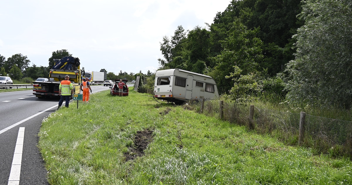 Caravan schiet op N36 bij Almelo los van auto | Regio | Tubantia.nl