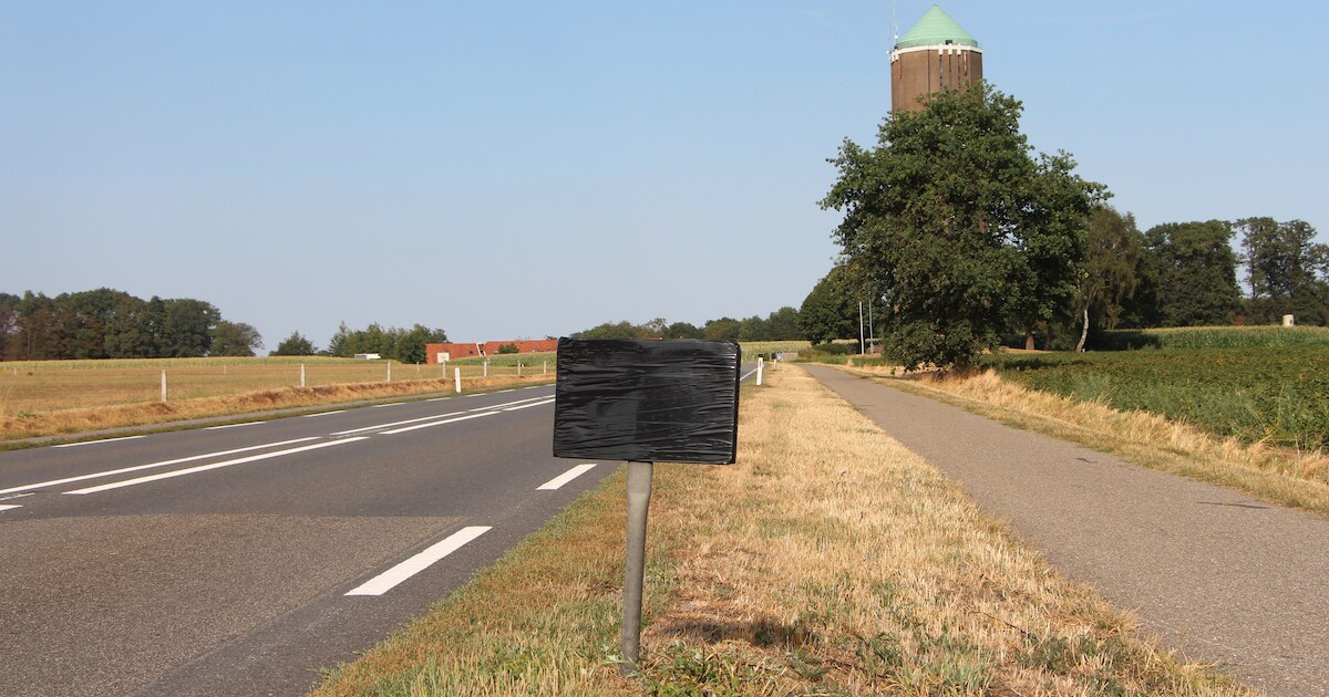 Afgeplakte bordjes langs oude Twenteroute wekken verbazing | Regio ...