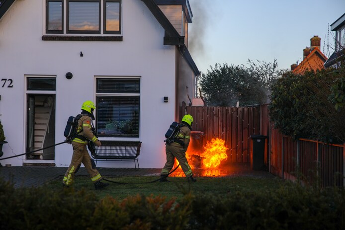 Vuilcontainer in brand, woning beschadigd op Pieter de Hoochlaan in ...