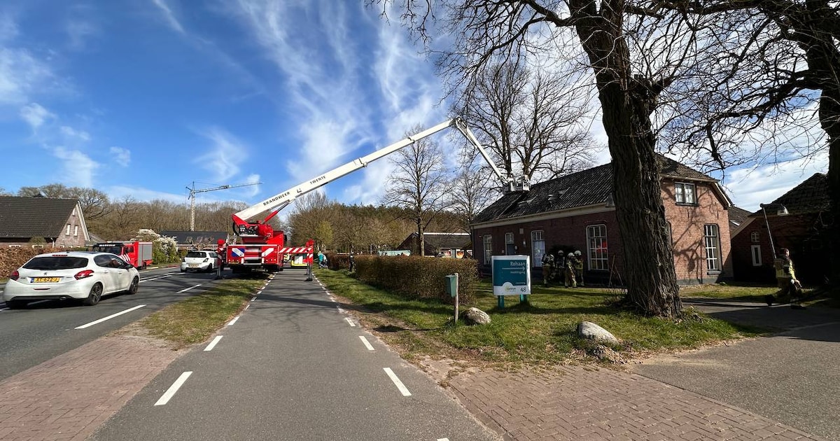 Uitslaande brand bij Aveleijn in Markelo, bewoners veilig naar buiten ...