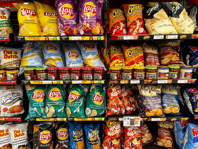 Lay's vervangt zak chips voor doosjes, prijs schiet omhoog: 'Dit is ...