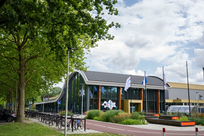 Bezoekers verbaasd over ontslagen Twentebad: ‘Dit is ordinair ...