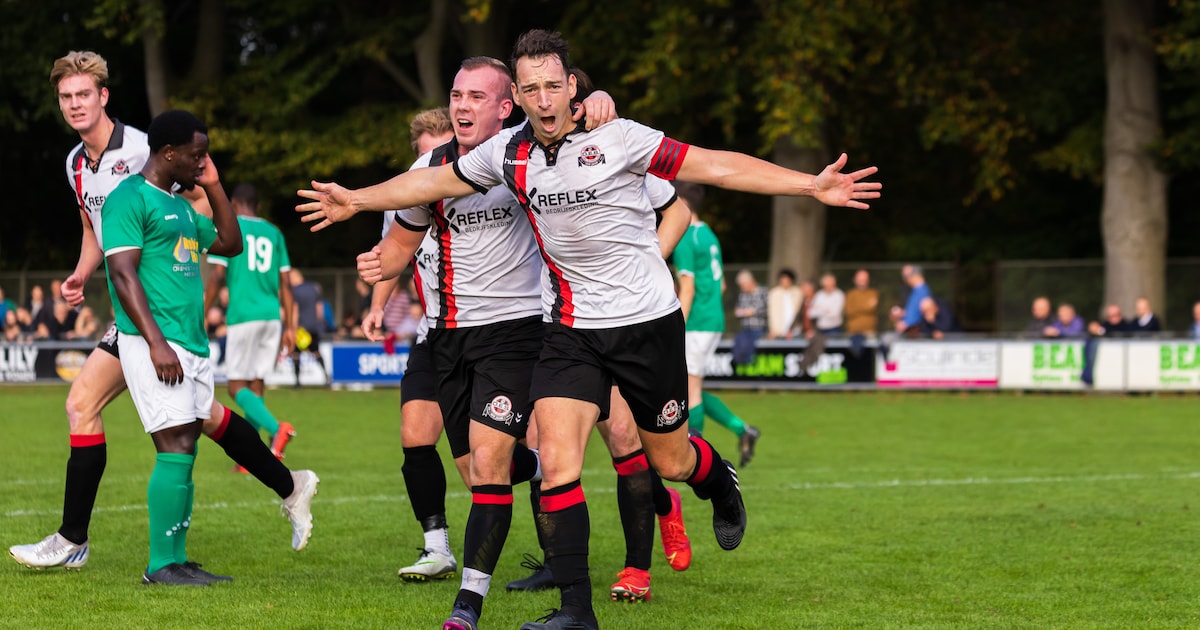 Met een heuse ‘pitch invasion’ viert de jeugd van DES de bevrijdende ...