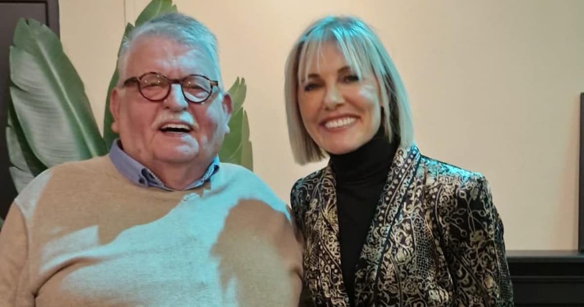 Ontroerde Jan en dochter Danielle ontvangen verloren gewaande foto met ...