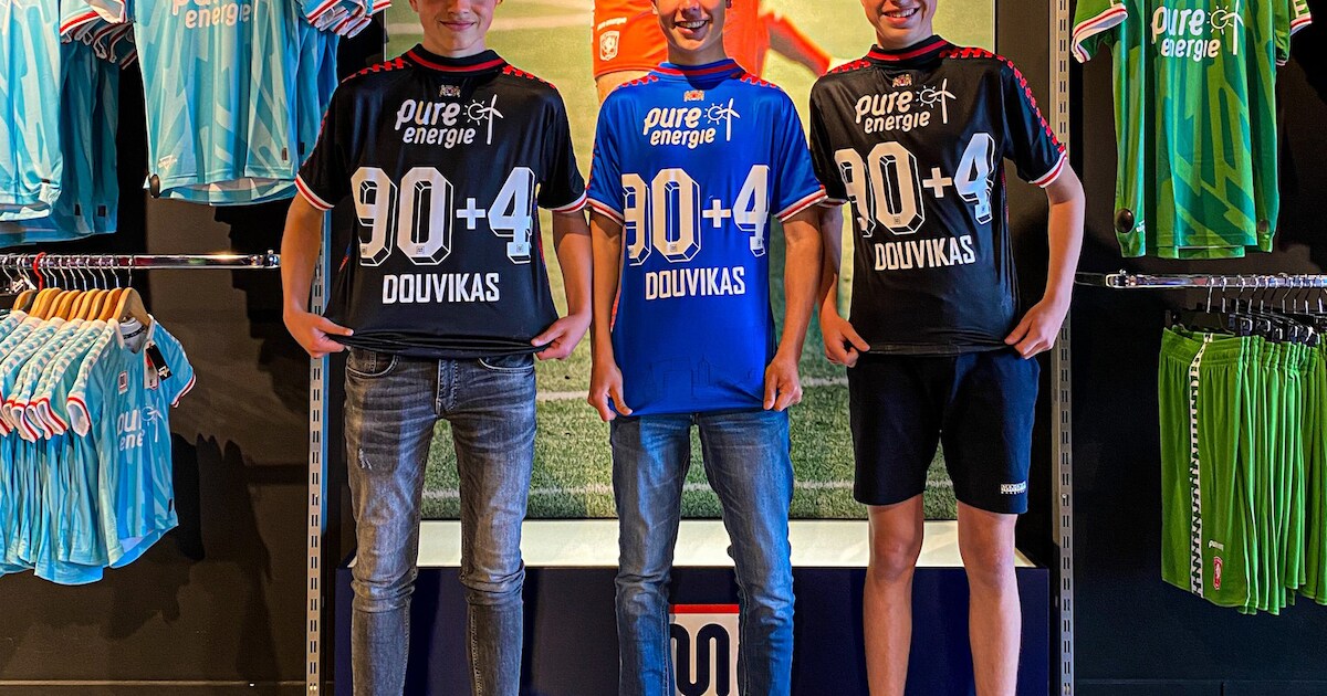 ‘Douvikas 90+4’ op Twente-shirt Robin, Jesper en Wout na late goal ...
