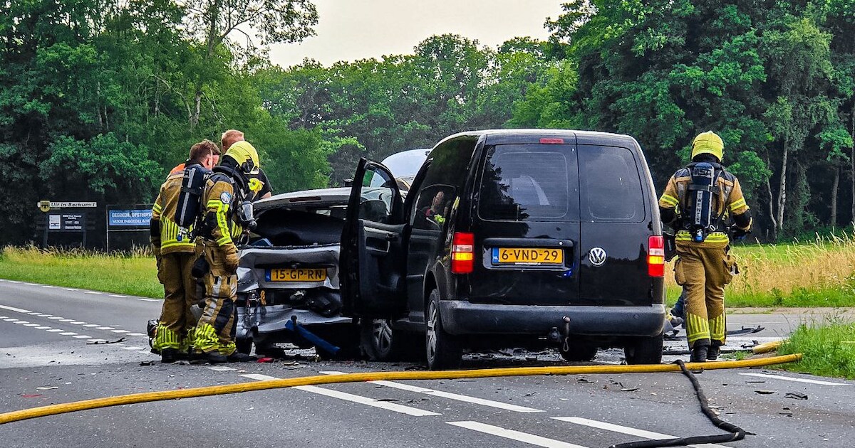 Tesla vliegt in de fik na botsing tussen drie auto’s op N739 bij ...