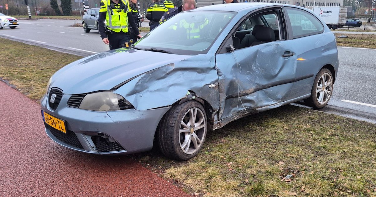 Auto rijdt lichtmast omver bij ongeval op Auke Vleerstraat in Enschede ...