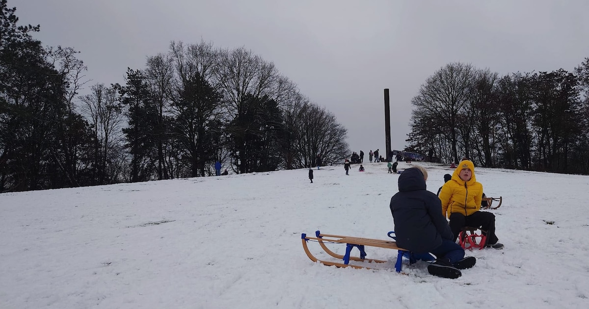 Met rode wangen en doorgestoken vingers voor het eerst gillend op de ...