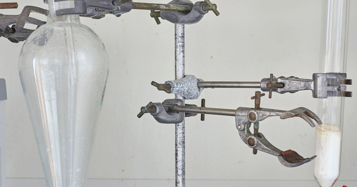 Volle afvalbakken, glasscherven na een mislukte proef: het kleine leed ...