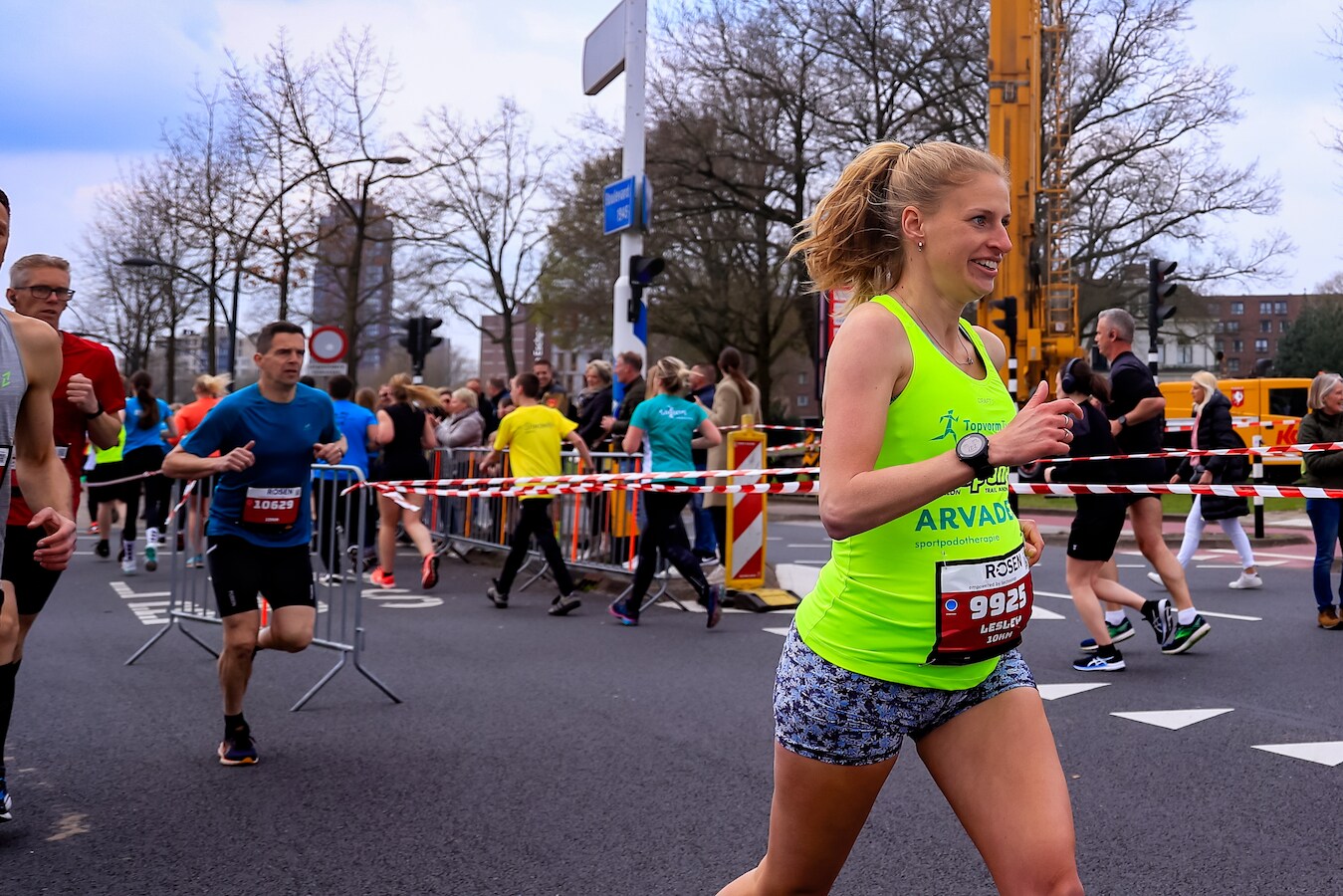 Zwangere Lesley oogstte vooral veel lof tijdens de Enschede Marathon: ‘Het lopen heeft mij ...