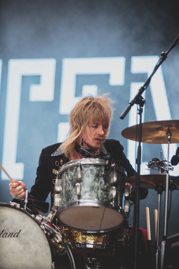 Rens uit Haaksbergen is drummer van zijn favoriete Britse band Temples ...