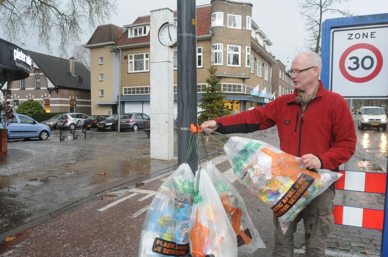 Met monteren plastic haakjes moet het in Hengelo weer ietsje netter ...