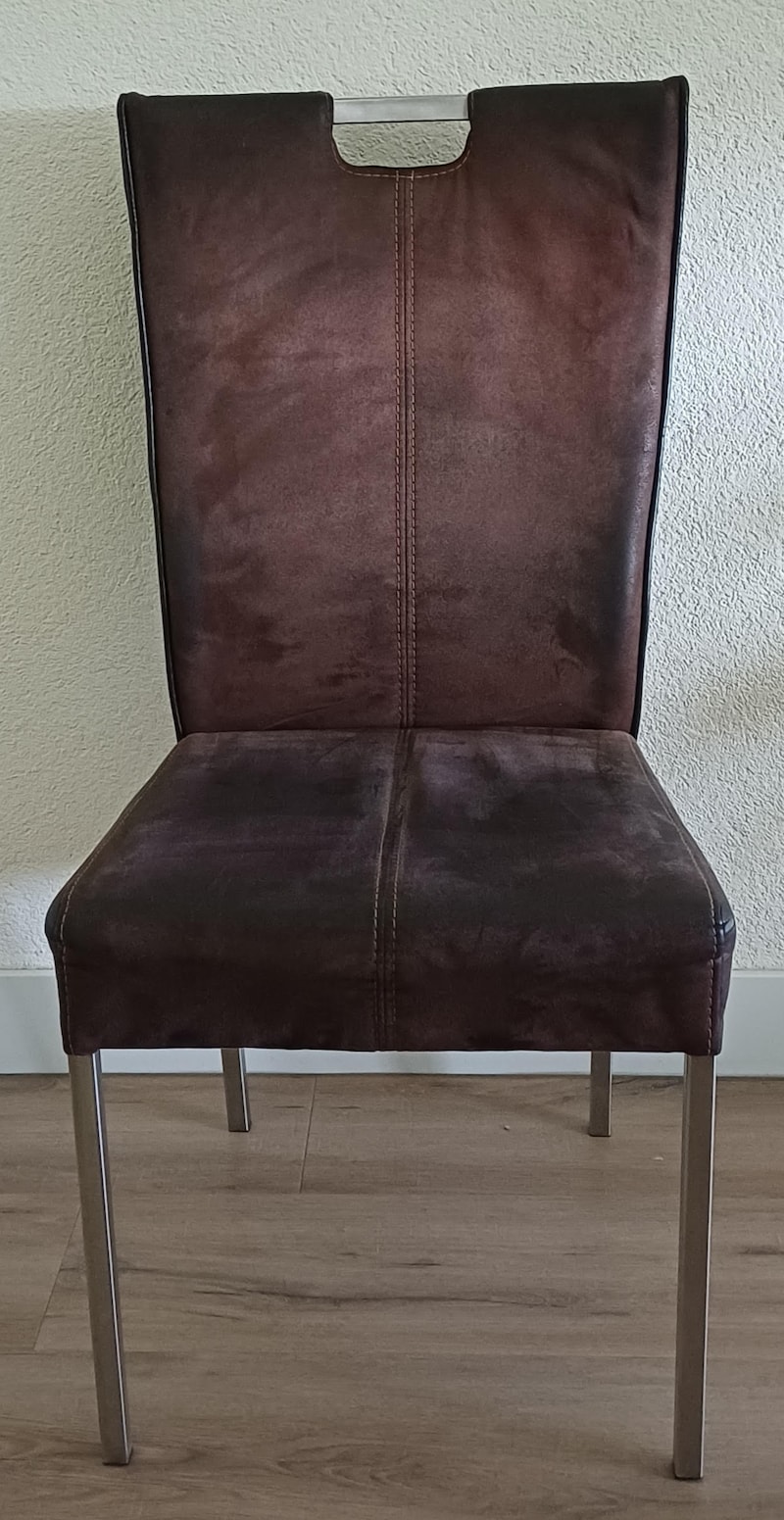 Gratis eenpersoonsbed, gratis zes eetkamerstoelen en een robuuste ...