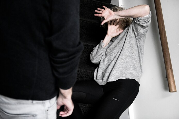 Man uit Rijssen gooit krukje naar echtgenote na ontdekking van appjes ...