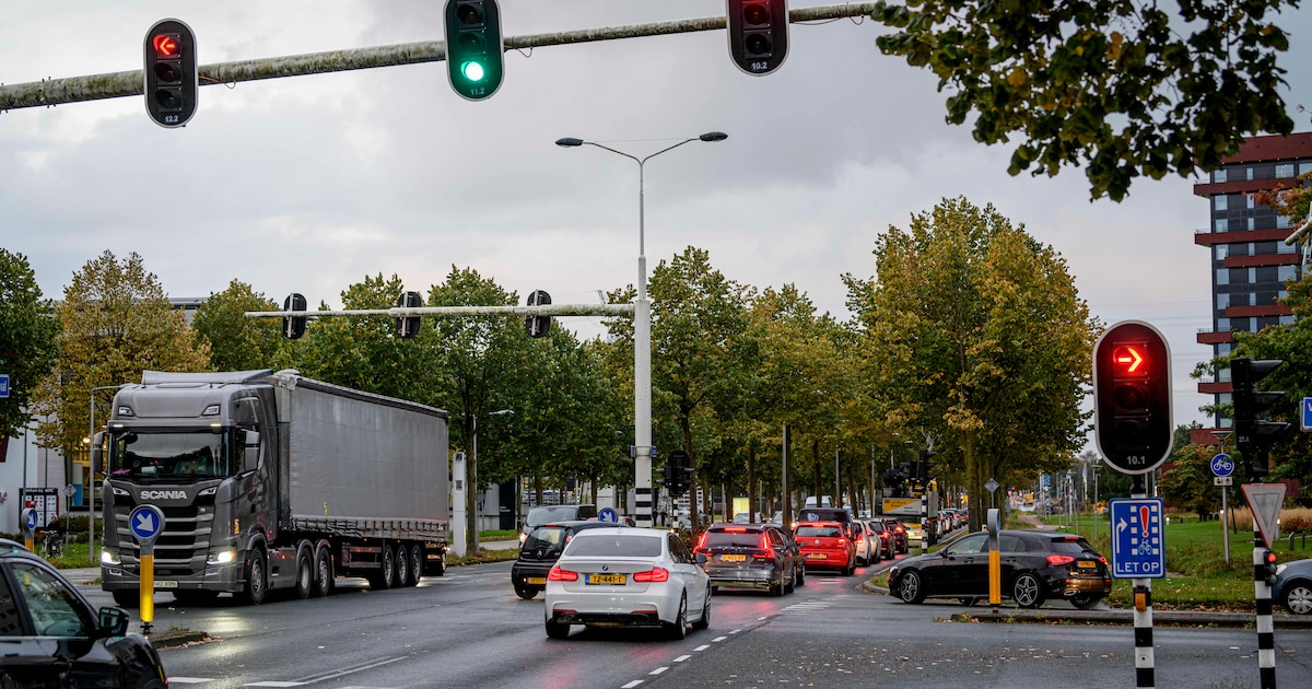 Alle 60 stoplichten in Enschede zijn nu intelligent en praten met ...