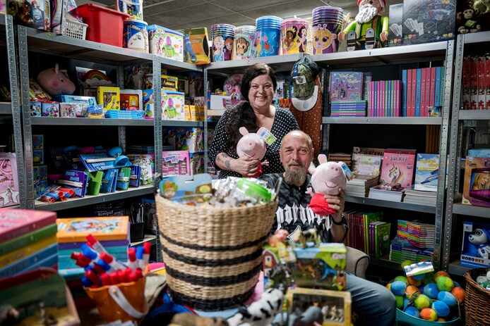 Doe toch eens wat rustiger aan, zeggen ze tegen Dimmy, maar die opent ...