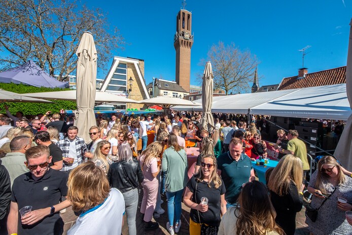 Vrouw vermomd als vuilniszak tijdens avondklok: hoe Twente blijvend veranderde door bizarre ...