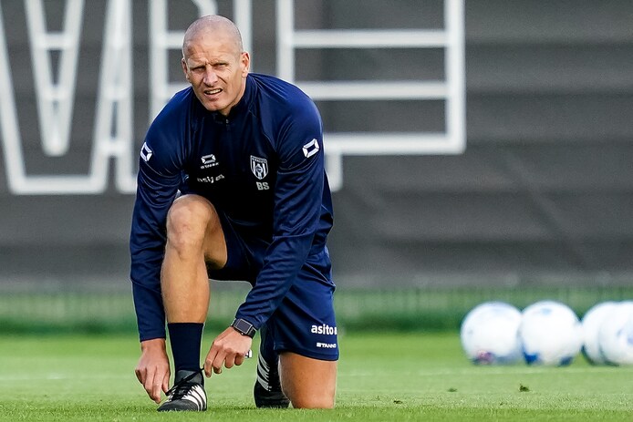 Sibum voor het eerst als trainer op het veld en is De Keersmaecker er ...