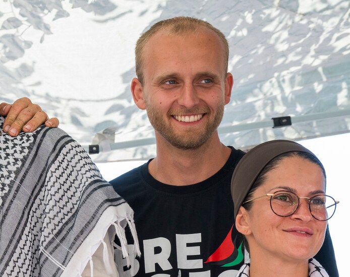 Nederlandse kapitein van activistenschip Madleen aangekomen in Jordanië ...