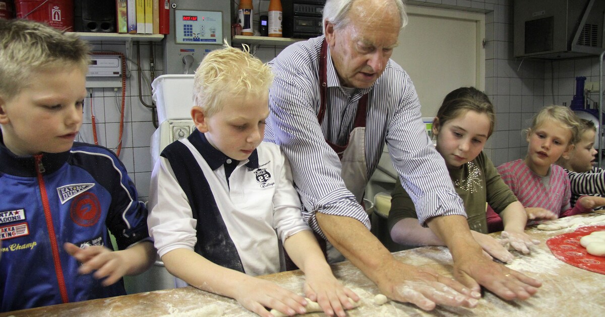Overleden bakker Jan Koopmans genoot van alle drukte in de bakkerij, hij liet iedereen binnen al ...