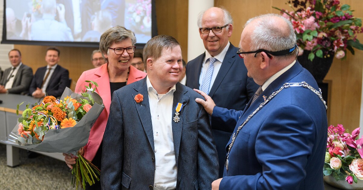 Het laatste lintje in Rijssen is voor Ryan, gouden vrijwilliger met ...