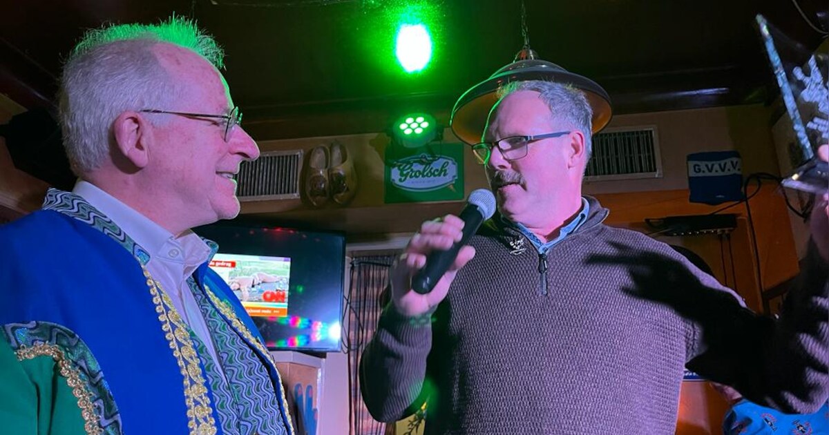 Edwin Banierink, roerganger van Weerselose harmonie, verrast met Jan ...