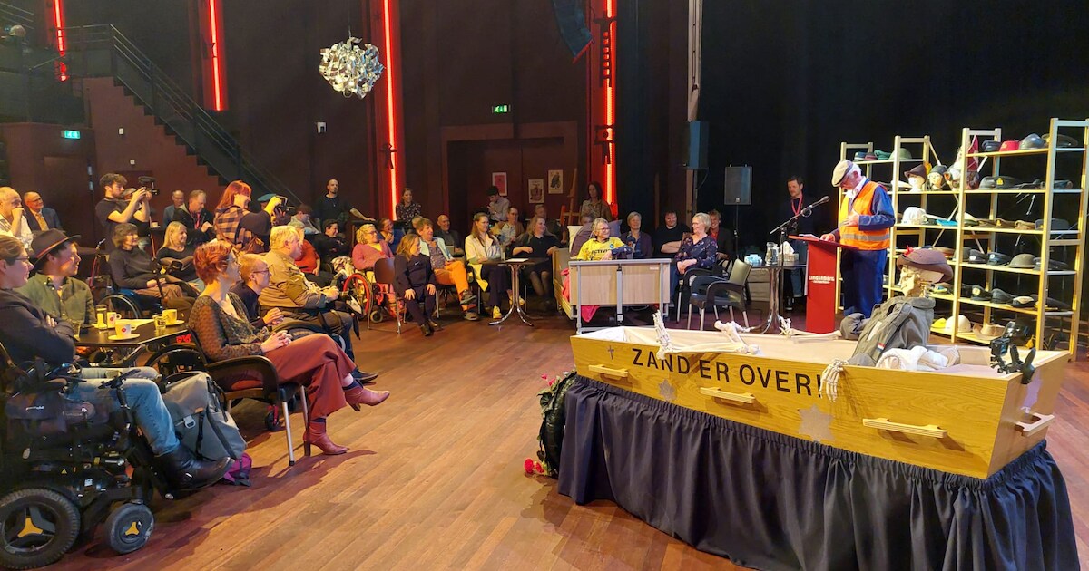 Doodzieke Jan Troost proost op zijn eigen uitvaart: ‘Leve het leven ...