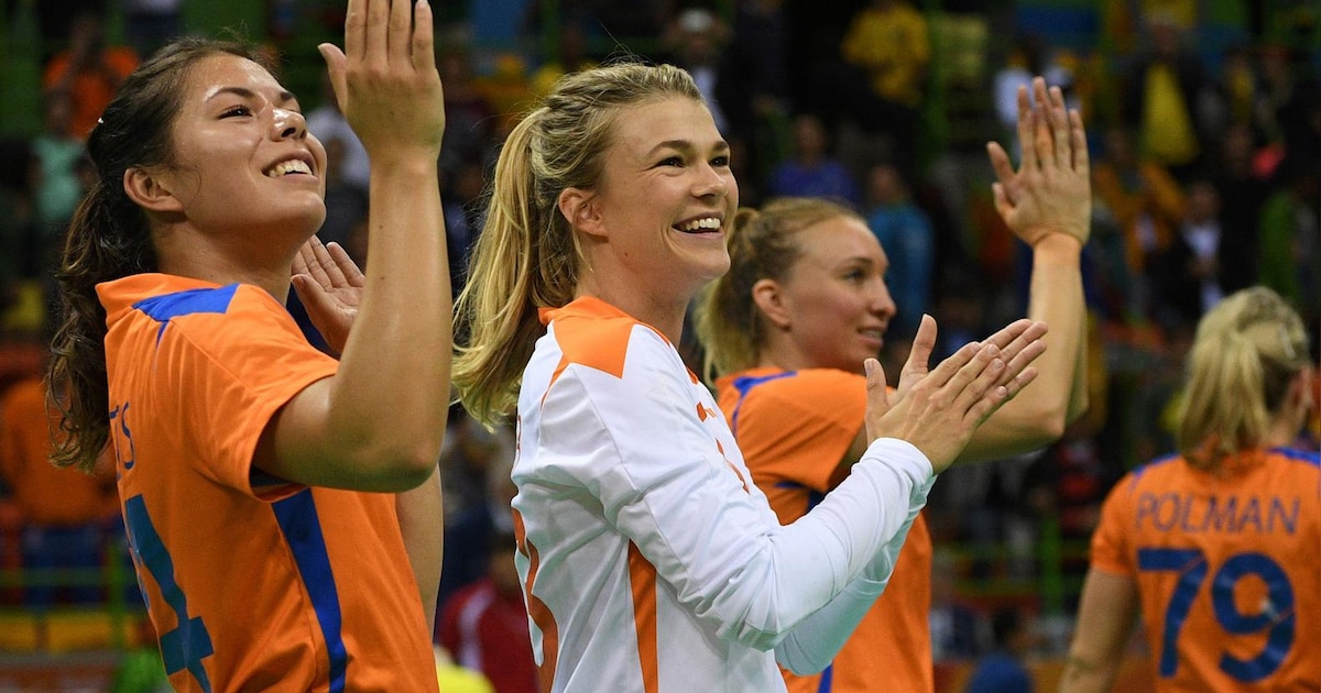 Twentse handbalster Smeets in Roemenië herenigd met vriendin Wester ...